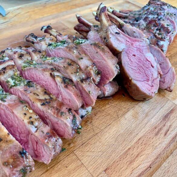 Lamsrack op Italiaanse wijze van de BBQ - BBQ-Buddiez